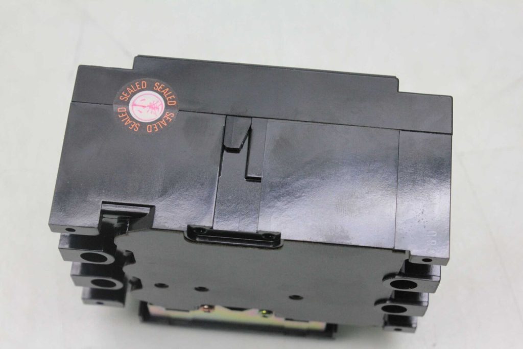 2 Fuji SA33 Electric Auto Circuit Breakers / 3 Pole / 30A / AC 660V ...