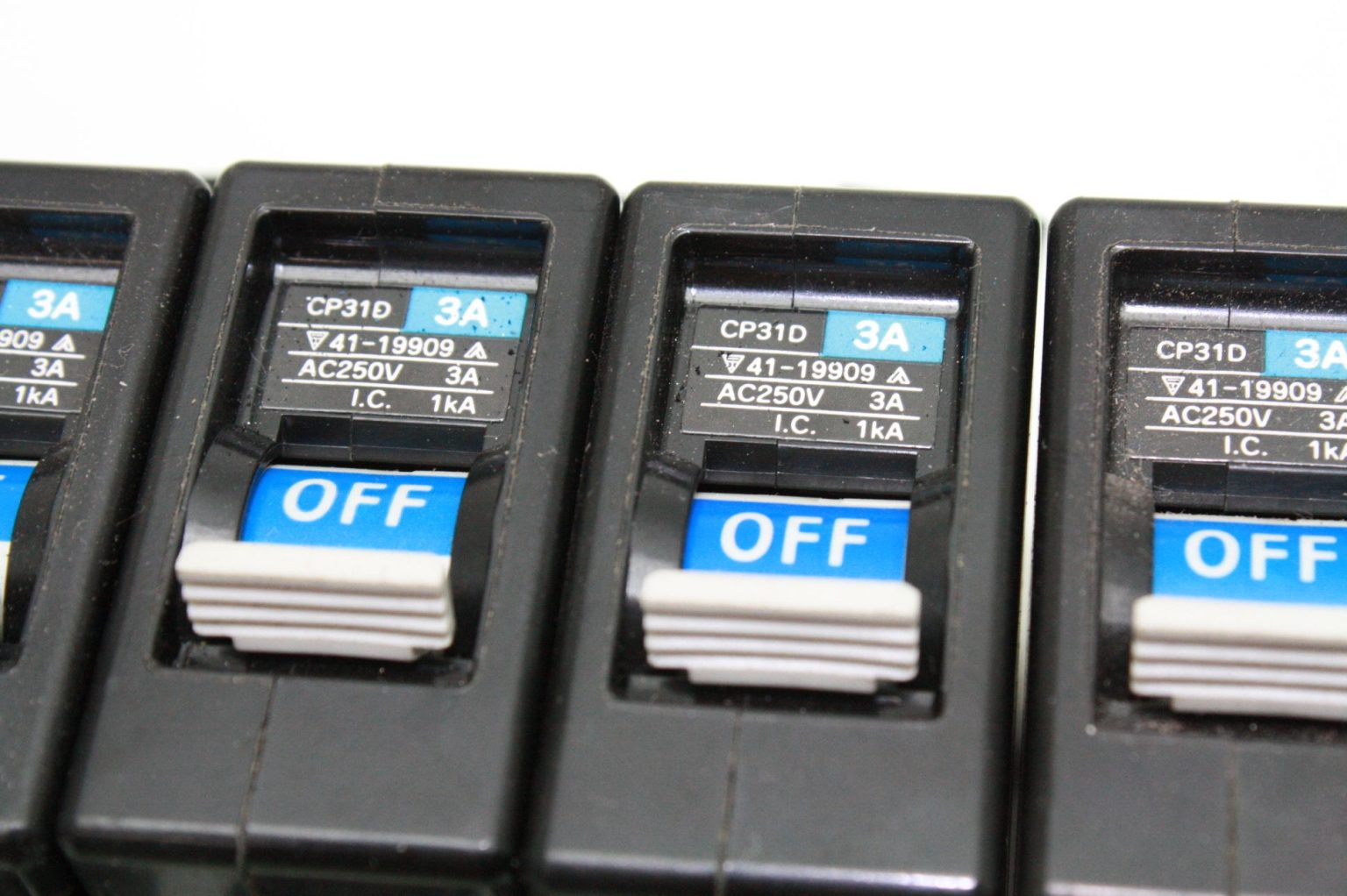 10 Fuji Electric CP31D Circuit Breakers / 1 Pole / 3A Trip Rating - Used - Motion Constrained ...