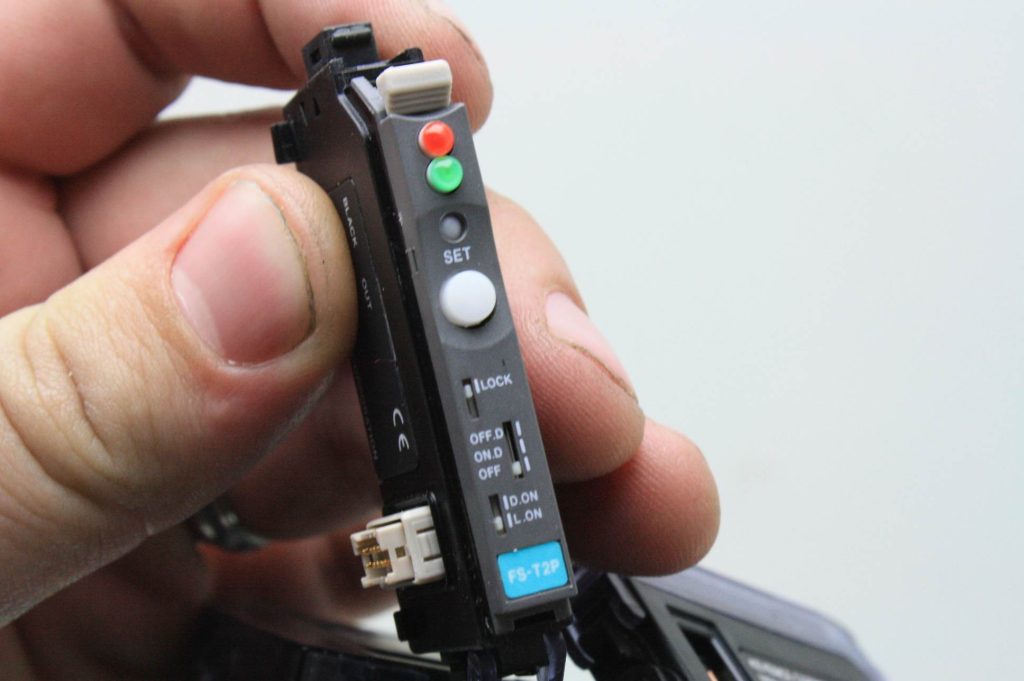 Keyence FS-V1P Photoelectric Amplifier w/ 3 FS-T2 Slave Amplifiers ...